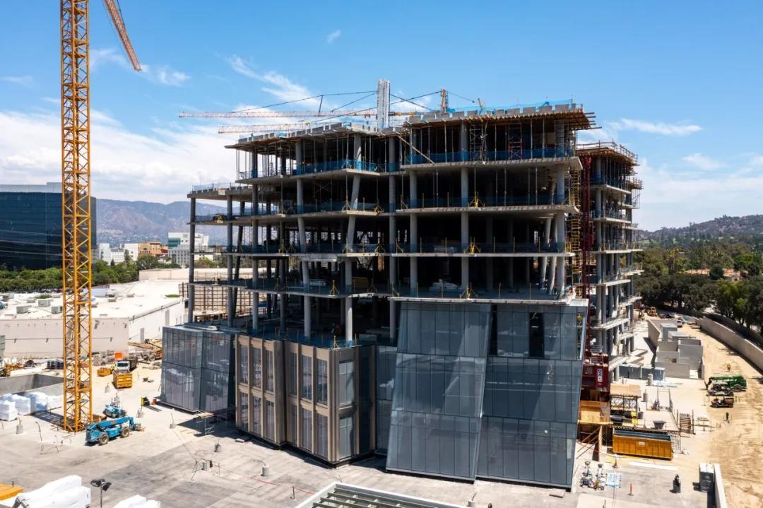 Los Angeles adds a new landmark!The Warner Bros. Headquarters'tilted ...