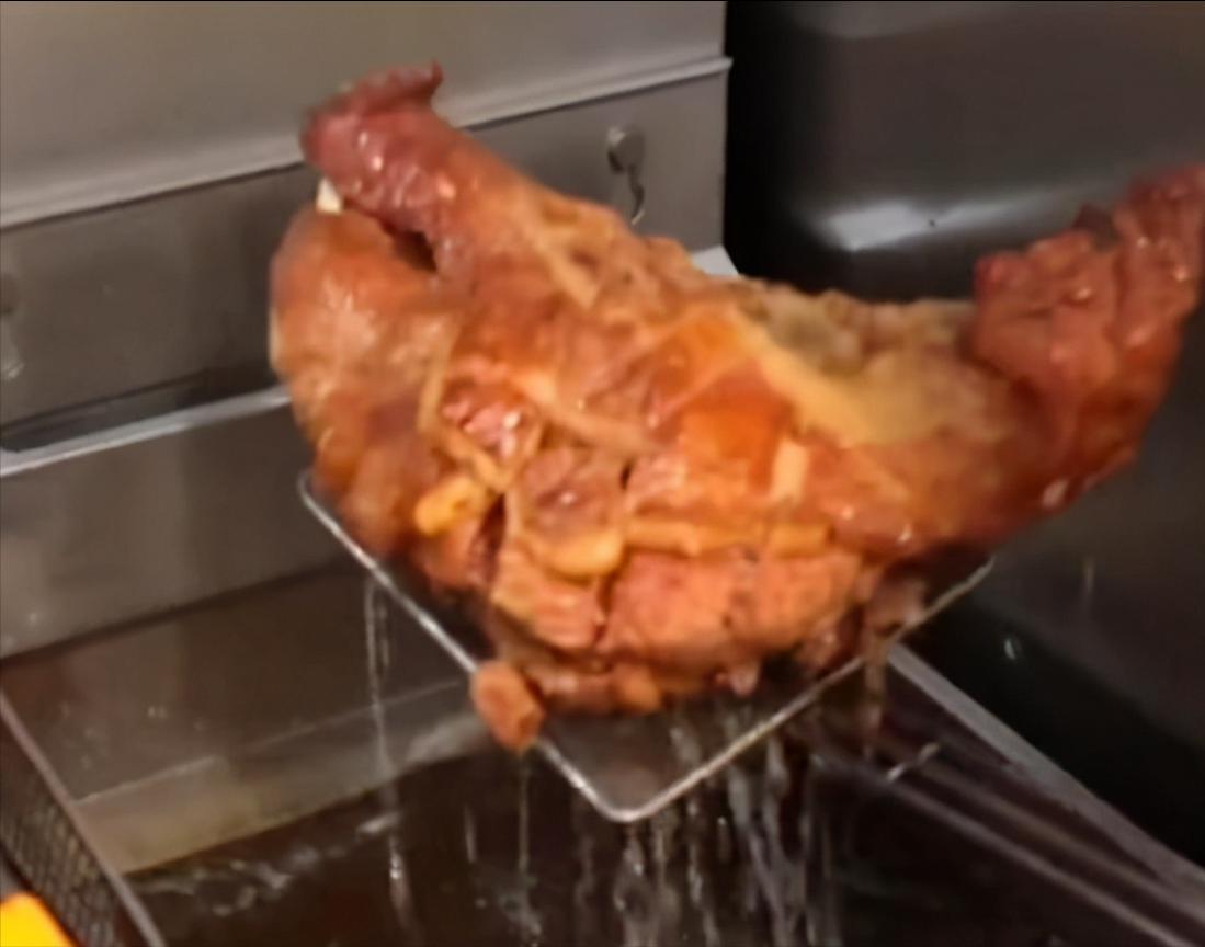 The new "hard dish" fried pig's head is popular abroad. Now foreigners ...