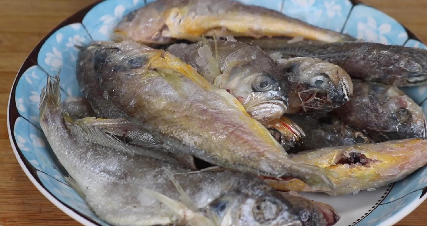 Starch or flour is used for fried fish. The chef teaches you how to do ...