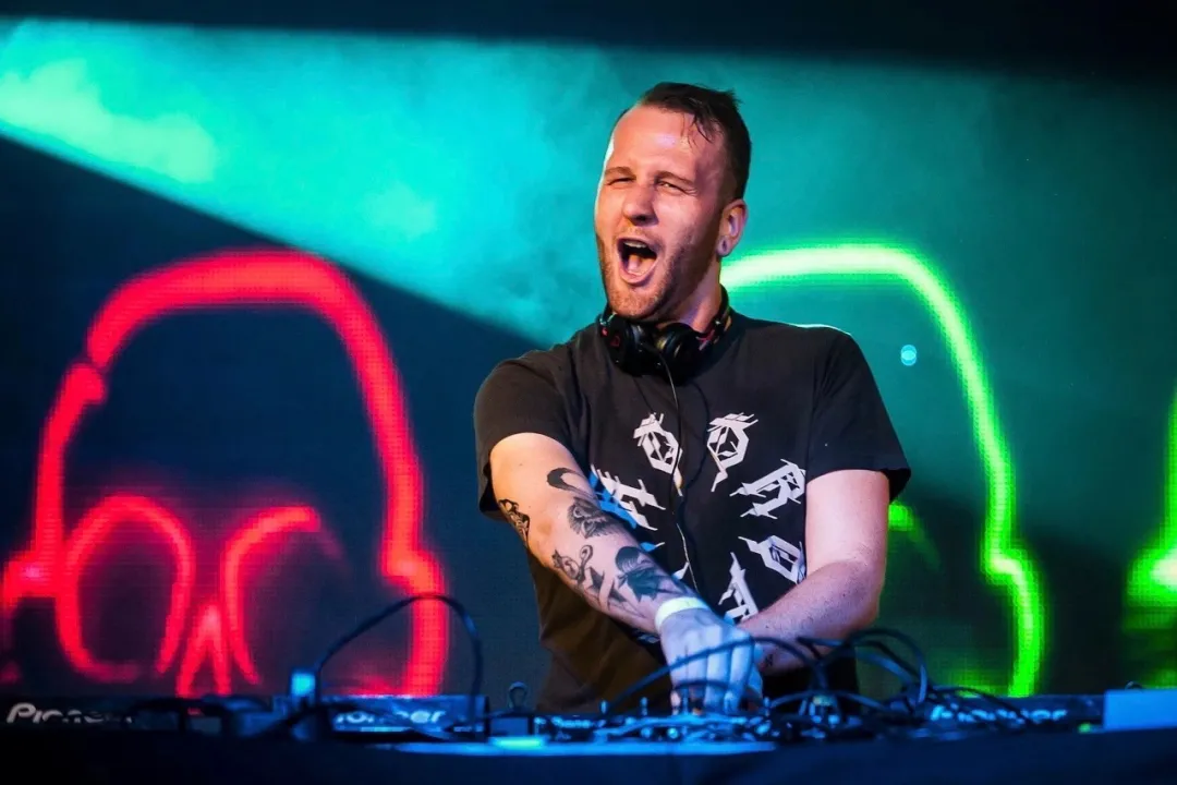 The British zombie boy Zomboy strikes, no one can escape the electronic ...