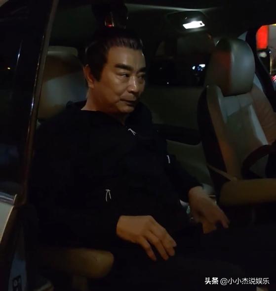 63-year-old Yue Yueli filmed in Hengdian. His hair is black and full of ...