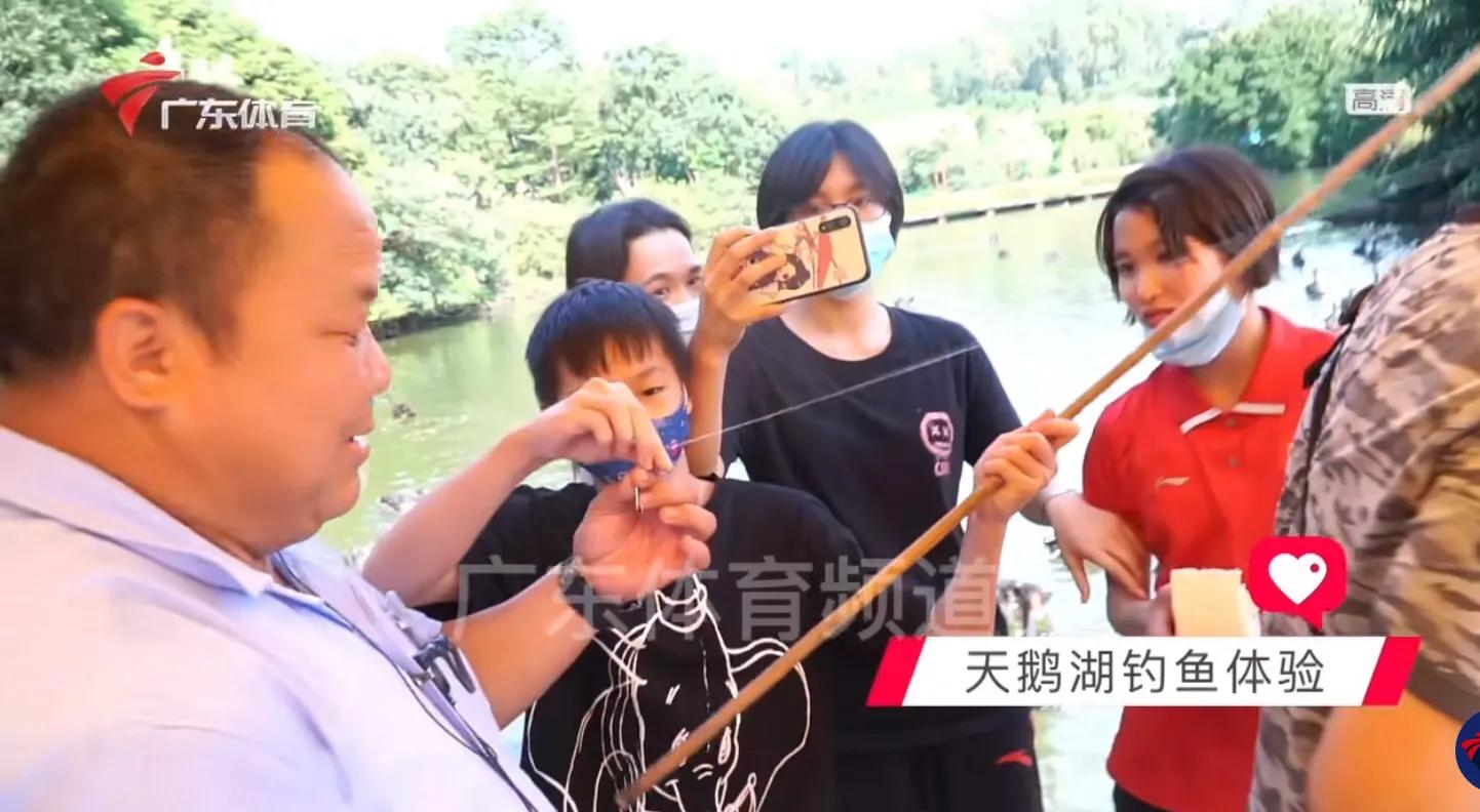 Quan Hongchan played the amusement park and rode the roller coaster 6 ...