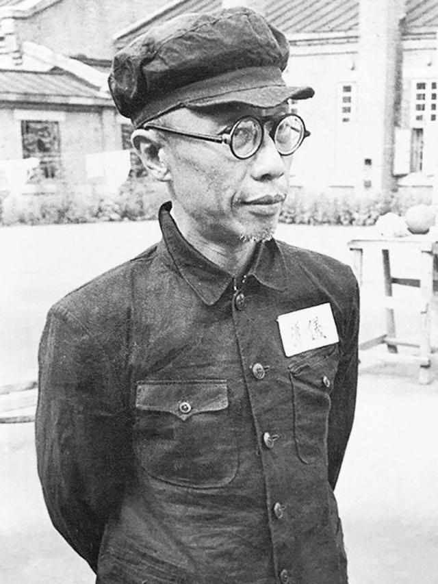 After Puyi was released from prison, he followed Du Yuming to visit the Forbidden City. The ...