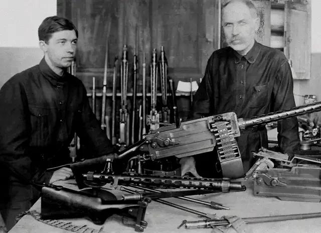 The heaviest light machine gun in history, the Soviet Maxim Tokarev ...