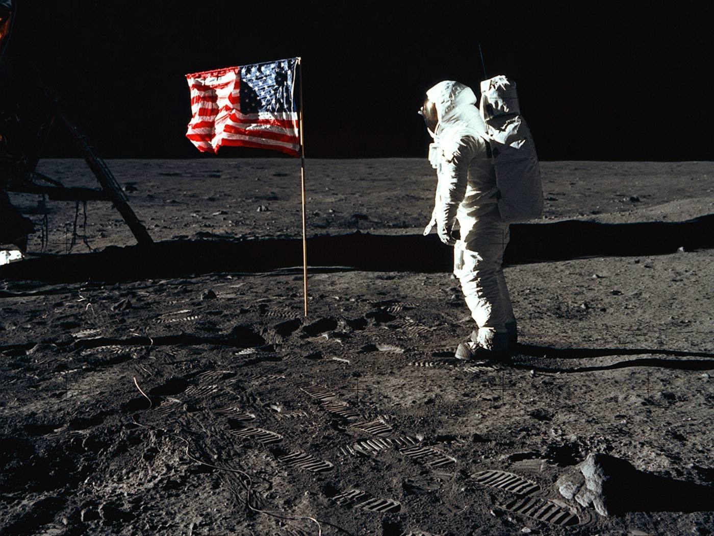 The five-star red flag rises on the moon, netizens question the Apollo ...