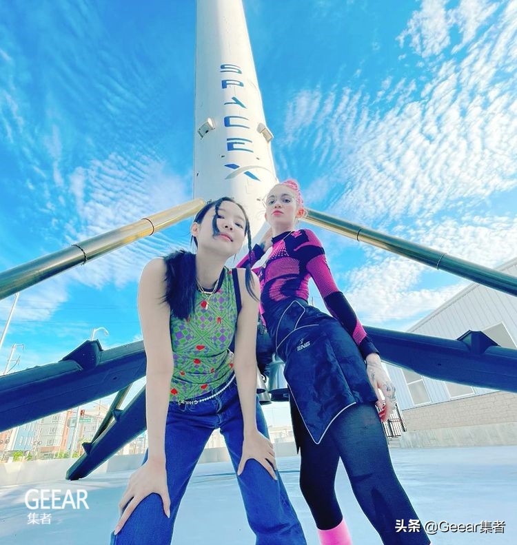 A photo of Jennie with singer Grimes, with SpaceX rocket behind him - iNEWS