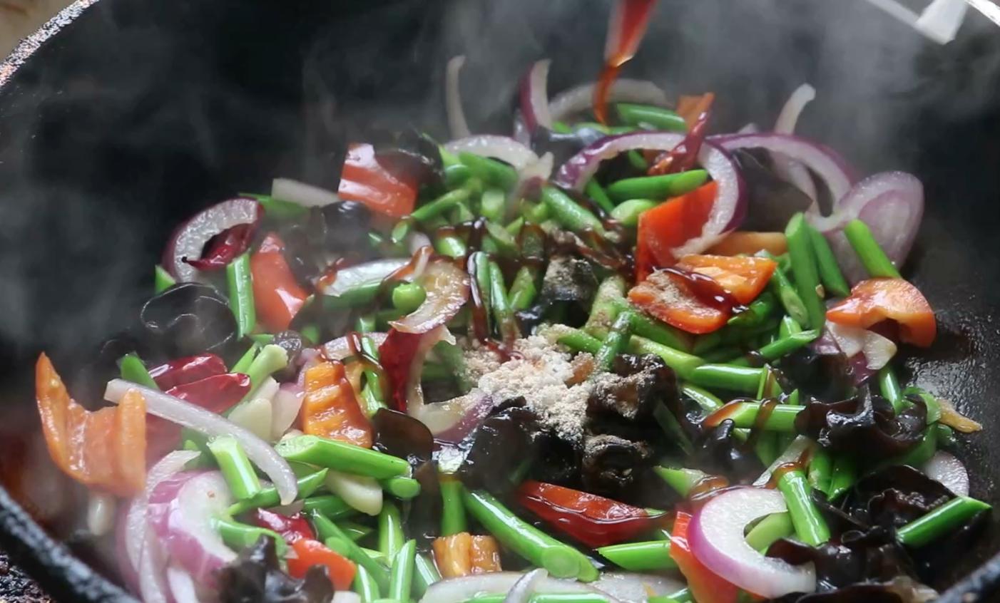 The chef teaches you how to eat fresh garlic moss, appetizer and meal ...