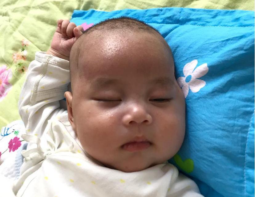 Why is the baby shaking his head left and right when lying down?In ...