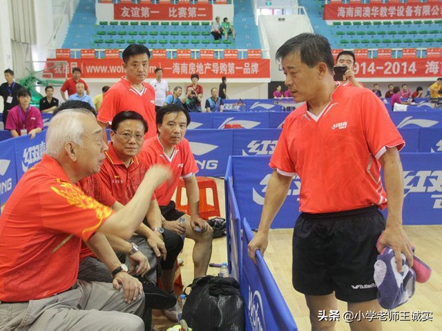 Zhang Xielin, a table tennis player, picks up people to stand against ...
