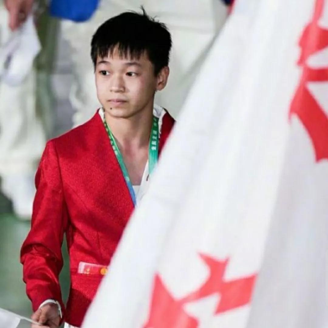 Chan Bao gloriously returned to his alma mater and became an award ...