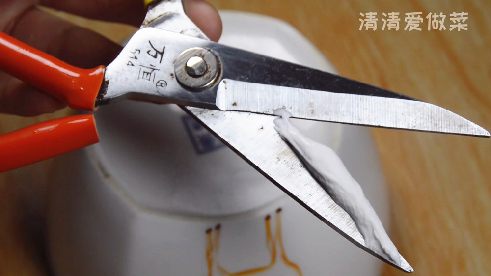 No matter how blunt the scissors are, don't throw them away. Let me ...