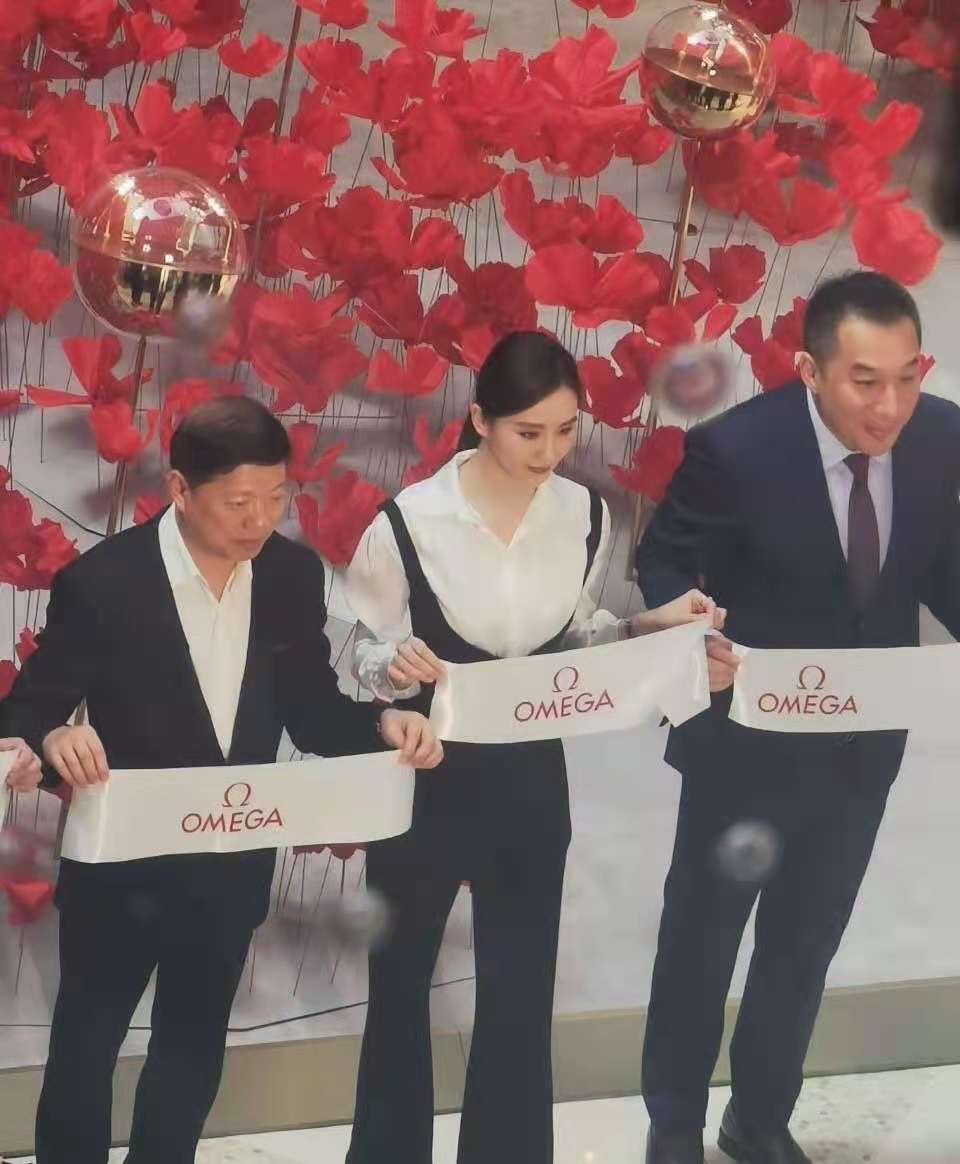 Liu Shishi elevator photo became famous scene!Wearing a tight-fitting ...