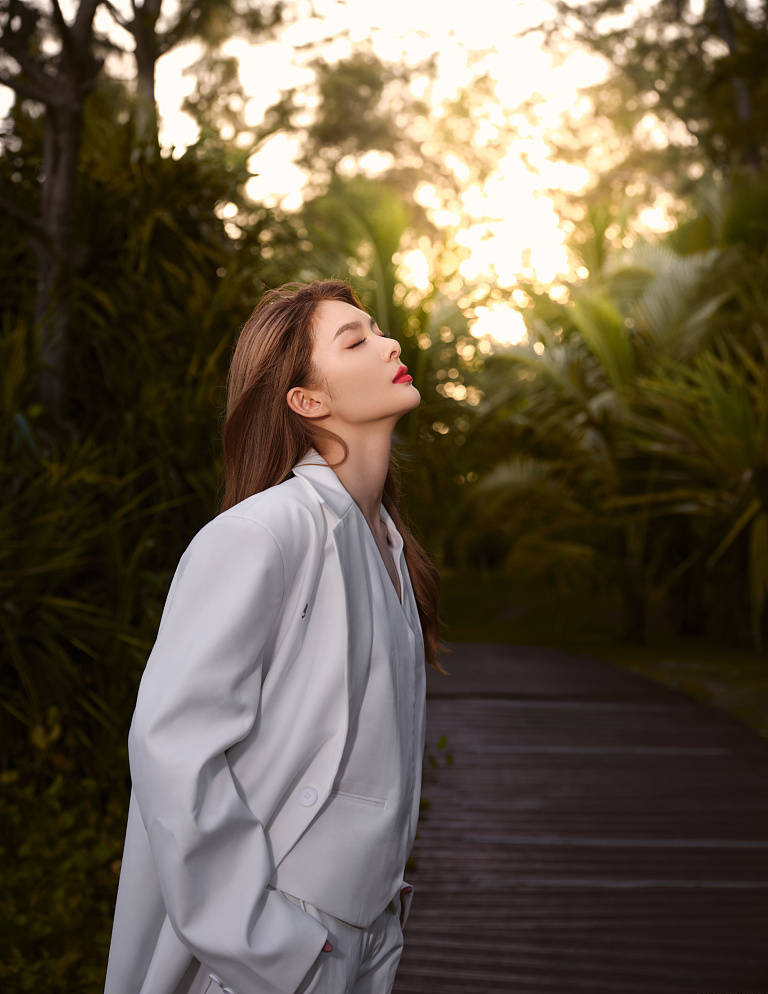 Fu Jing's portrait on the beach is beautiful and rusty, wearing a white ...