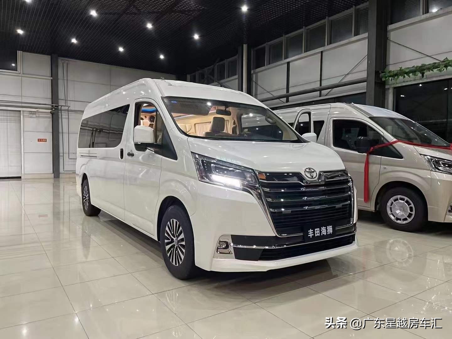 The 5.9-meter domineering body, 9-seat blue brand, imported Toyota ...