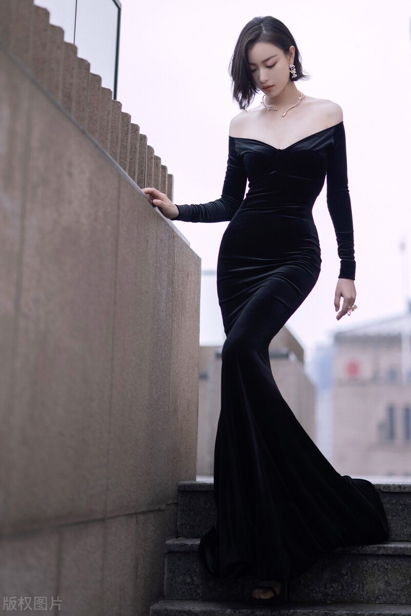 It's a pity that Ni Ni doesn't become a supermodel. She wears a velvet ...