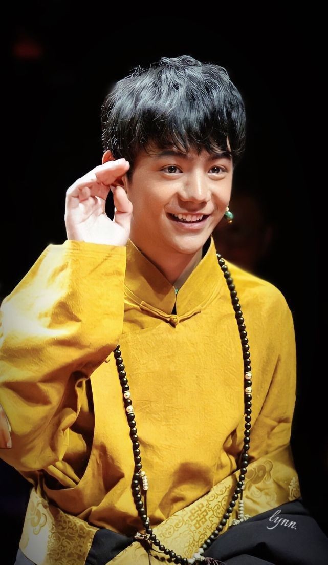 Ding Zhen debuts in the official variety show!I almost can't recognize it when I put on a white ...