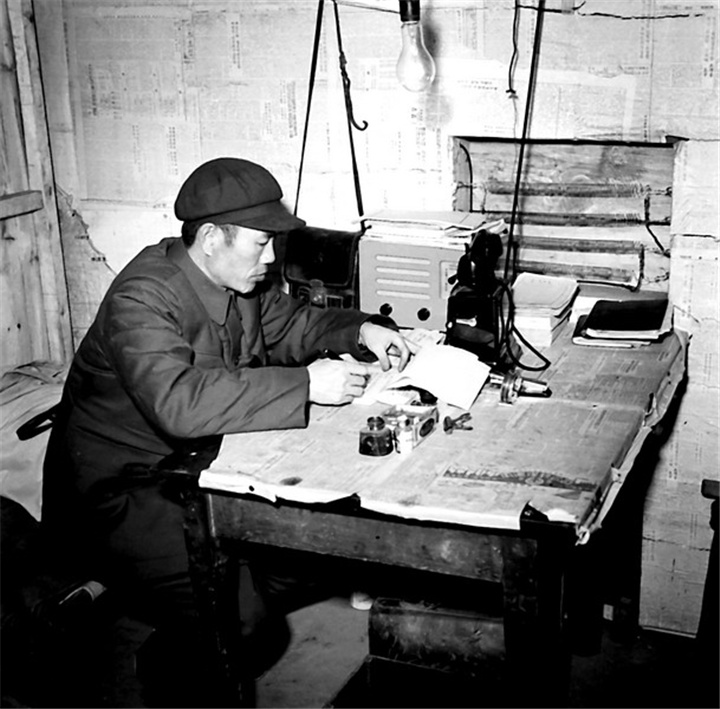 In 1965, when Peng Dehuai watched Deng Hua on a rainy night, he stood ...