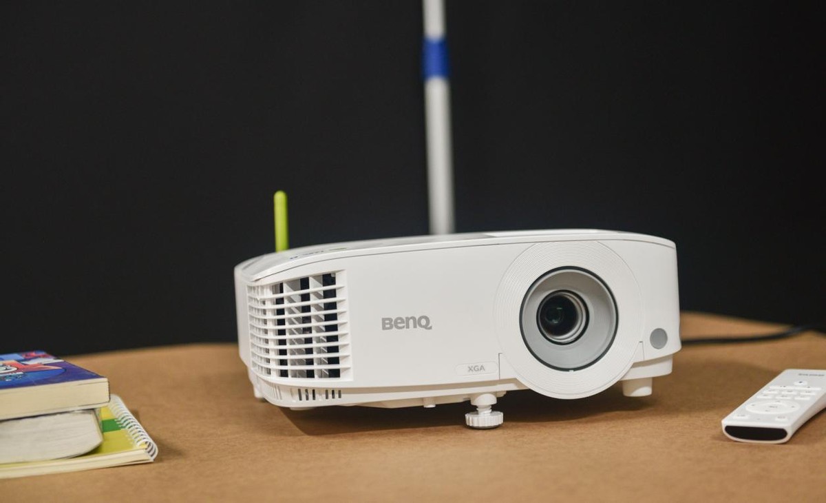 BenQ E530: Teachers use smart projectors to teach lessons, which is ...