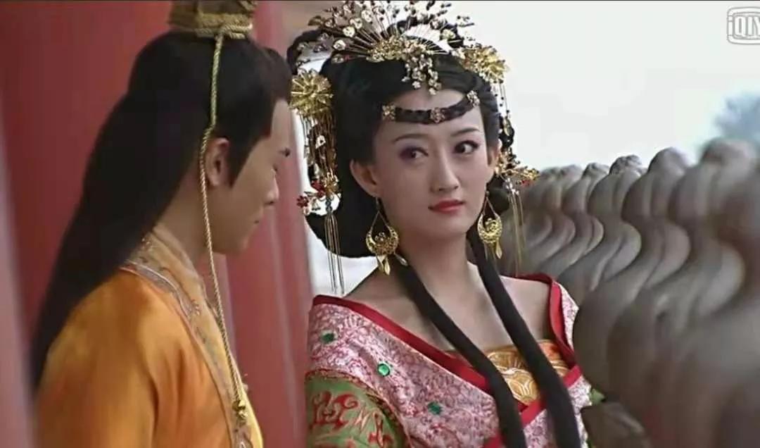 The commoner woman entered the palace to be the queen, and did ...