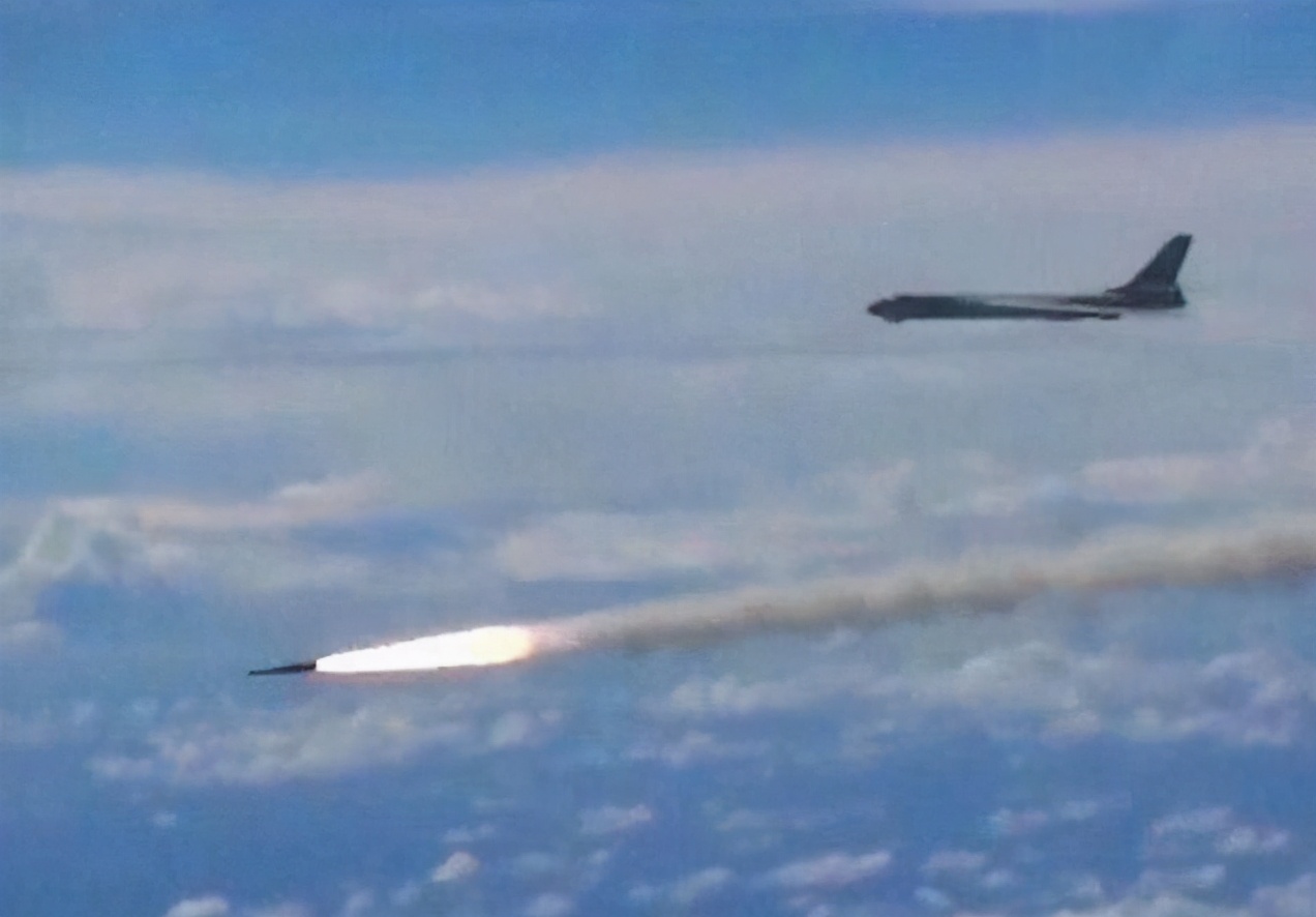 Foreign media reports: H-6J stationed on Yongxing Island, with a large ...