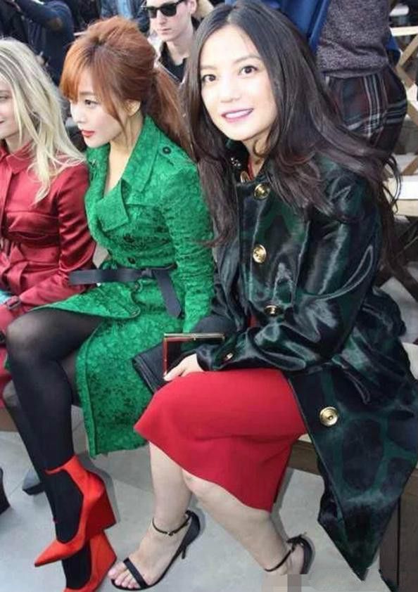 Jin Xishan is in the same frame as Zhao Wei, a goddess and a maid - iNEWS