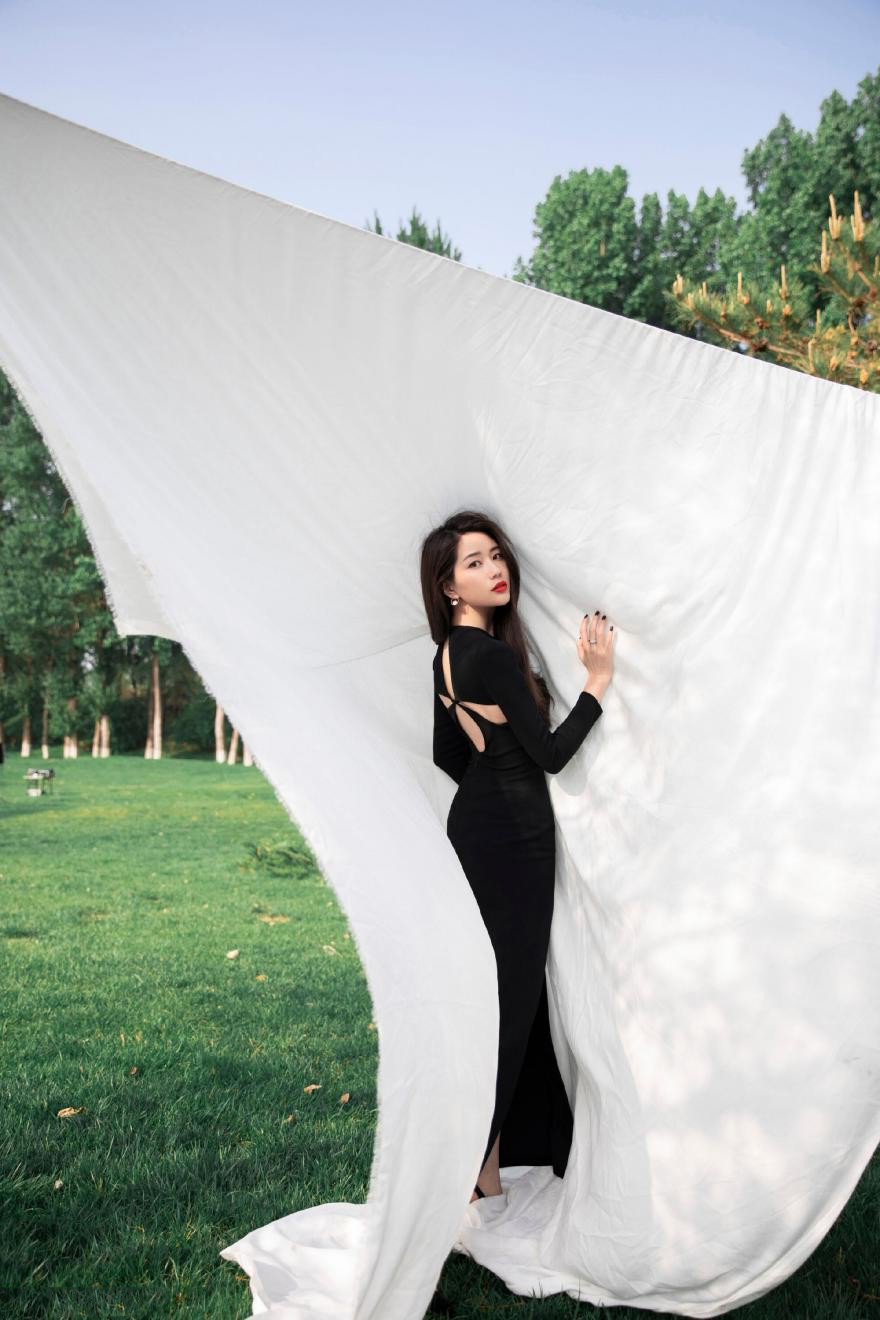 "Mou Girl" Zhou Xiaofan has hot and beautiful photos, black dress shows ...