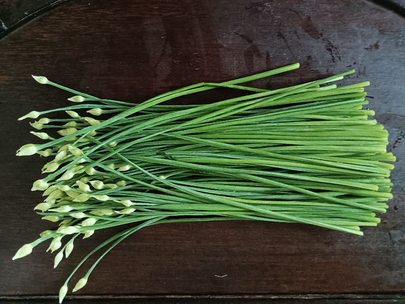 Stir-fried thin-shell rice with leek flowers, a characteristic quick ...