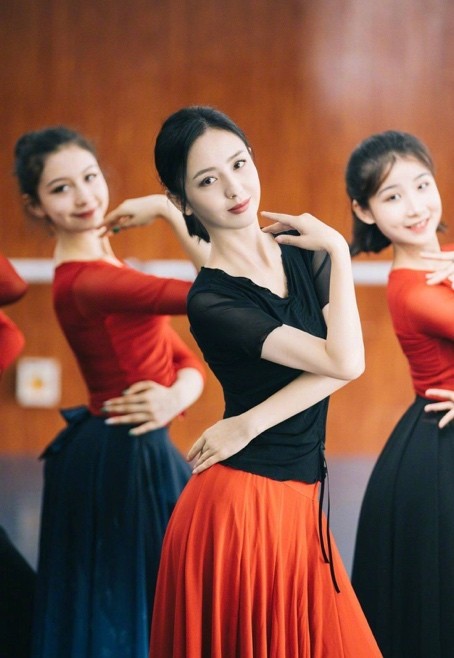 38-year-old Tong Liya wants to play dance variety show, tight-fitting ...