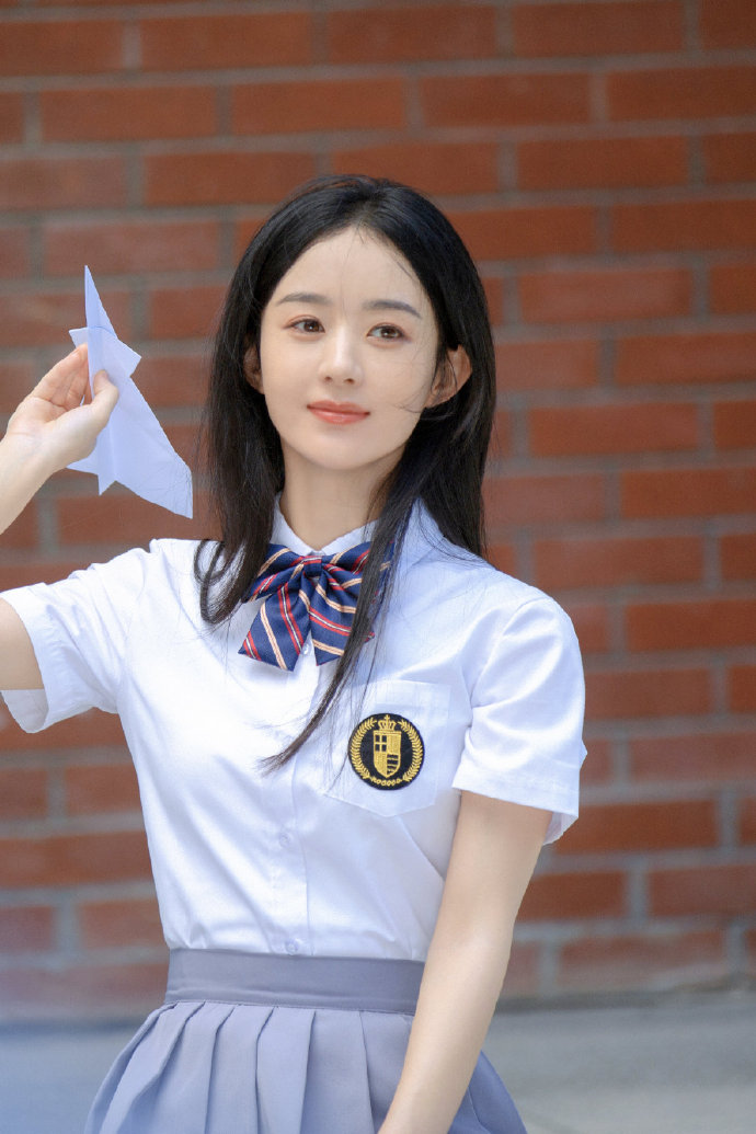 34-year-old mother, Zhao Liying in school uniform portrait photo - iNEWS