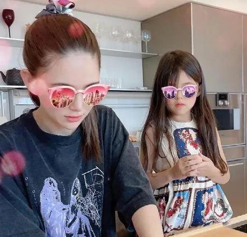 Jay Chou's daughter's face is exposed for the first time, her mouth and ...