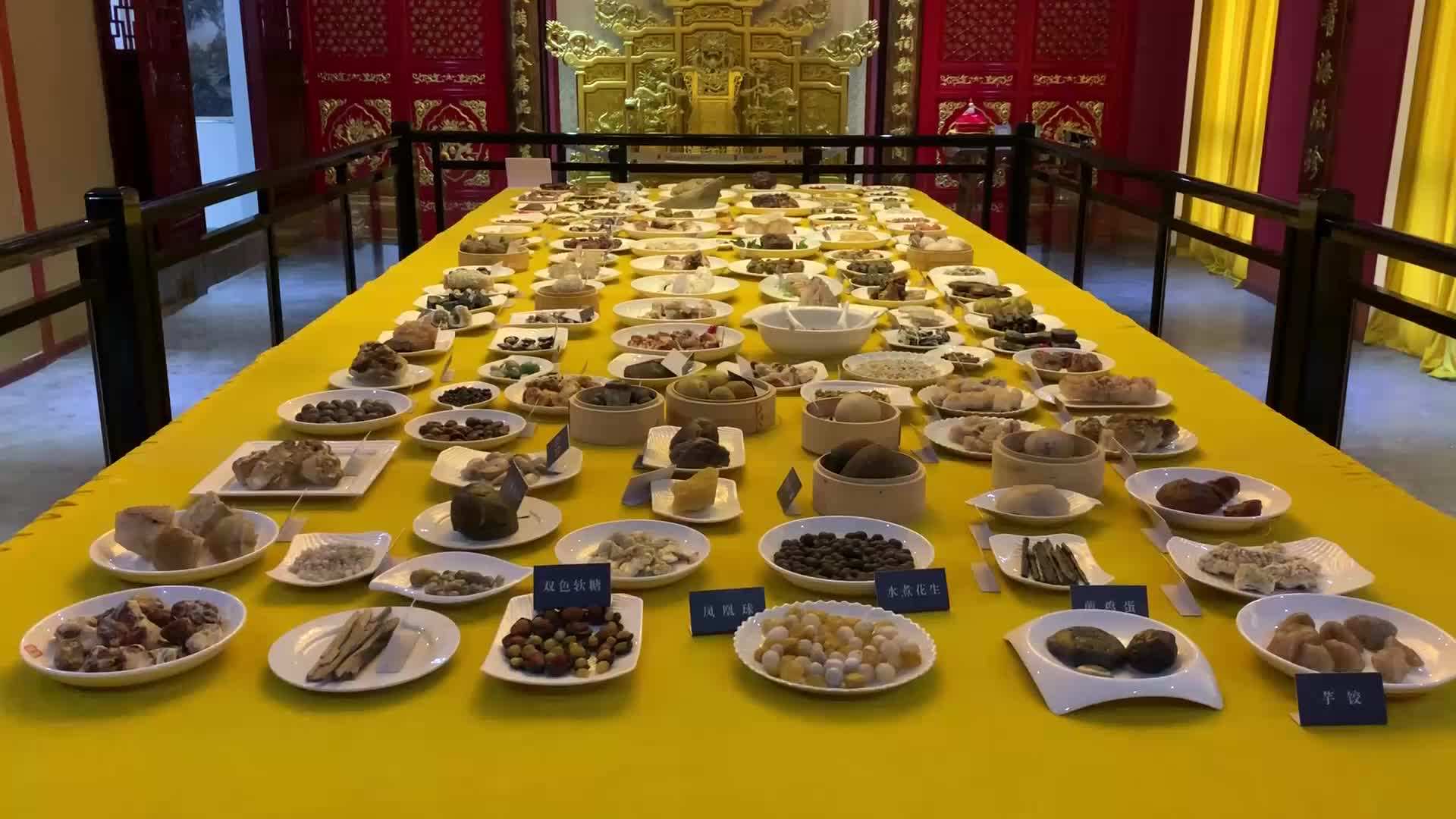 There are more than 9,000 chefs in the imperial dining room, what ...
