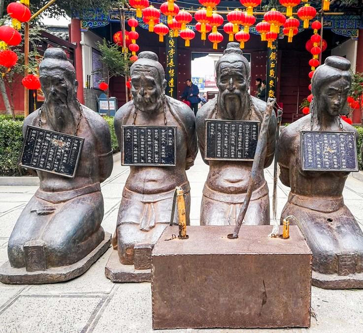 There were originally 5 people kneeling in front of Yue Fei's tomb, but ...
