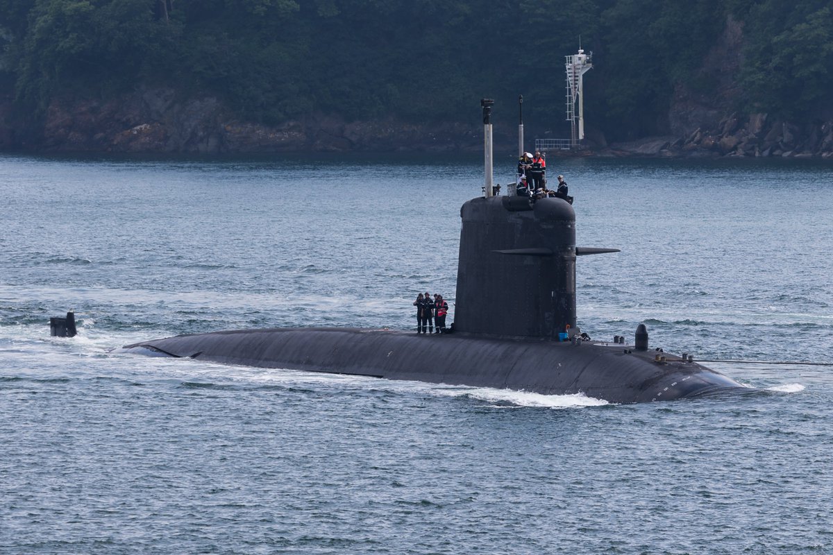 The Canadian Navy almost owned 10 attack nuclear submarines. The United ...