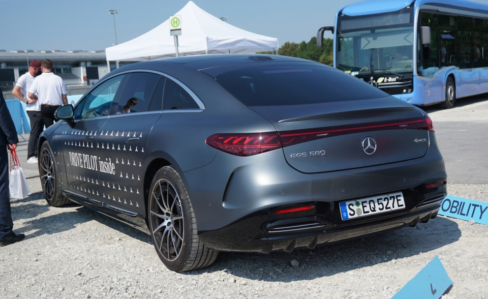 Mercedes-Benz EQS L3 automatic driving can only travel at a speed of 60 ...