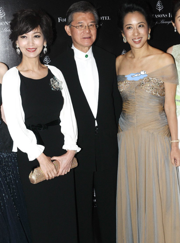 Huo Qigang's mother has a very good temperament, wearing a one-shoulder ...