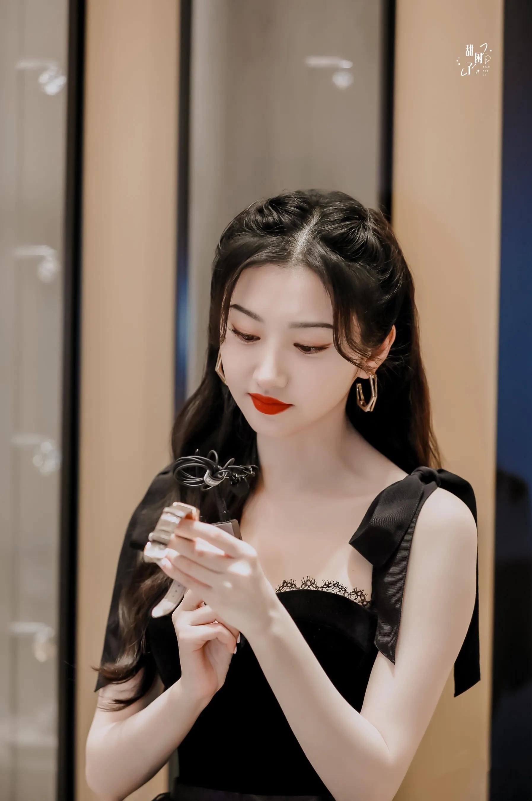 Jing Tian's latest look has been released. The black evening dress ...