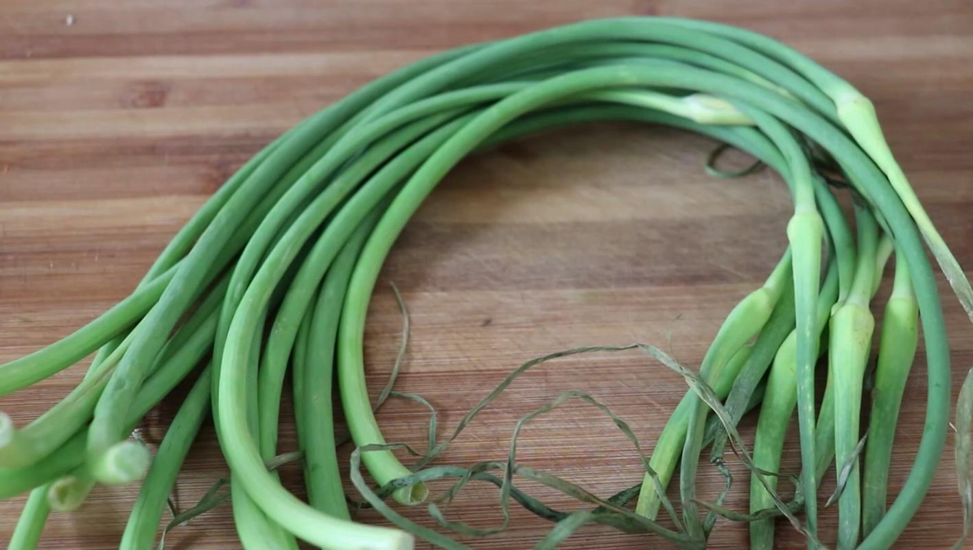 The chef teaches you how to eat fresh garlic moss, appetizer and meal ...