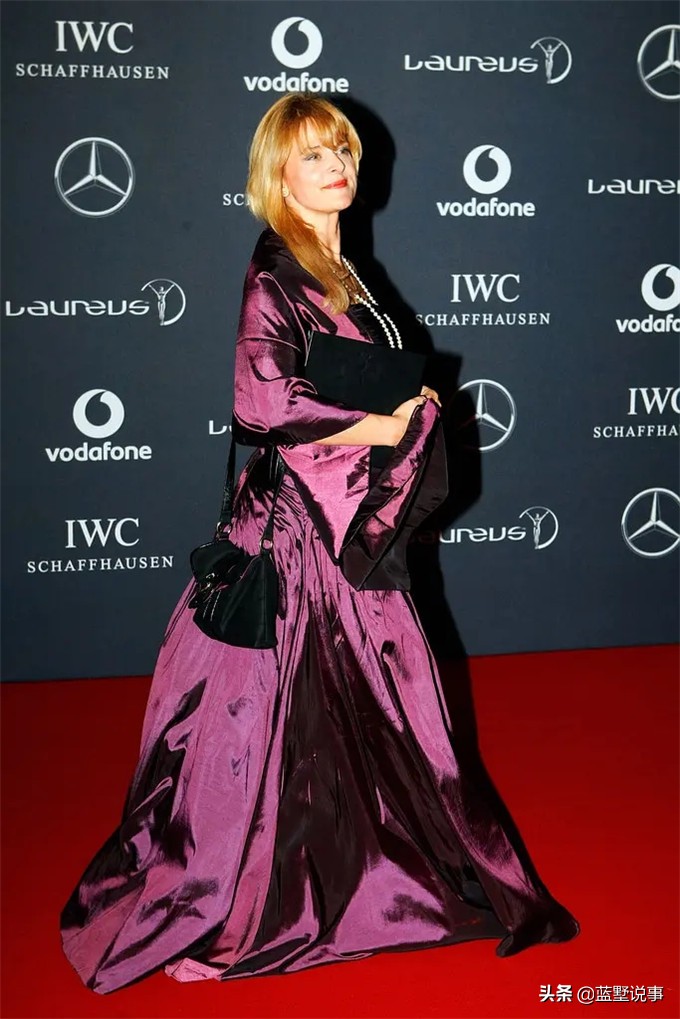 After living with the director who was 25 years older than her, she ...