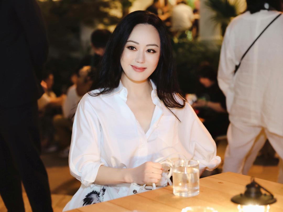 Zhang Xiaohui deserves to be a natural "ladies" face, wearing a white ...