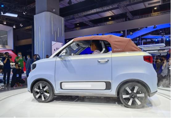 People's convertible, equipped with electric soft top + two-door two ...