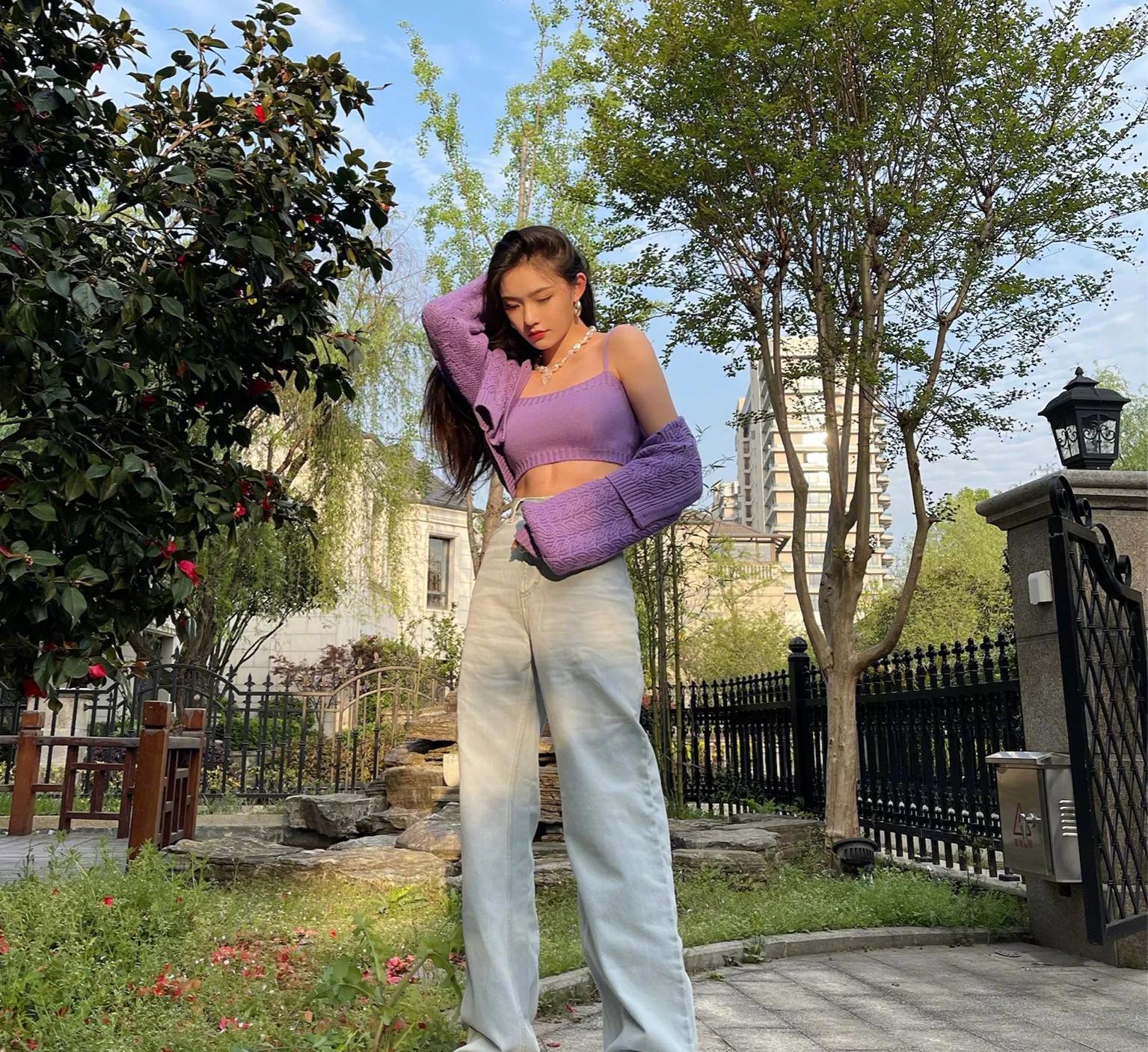 Lin Yun took a selfie with her little dew shoulders, her purple shirt ...