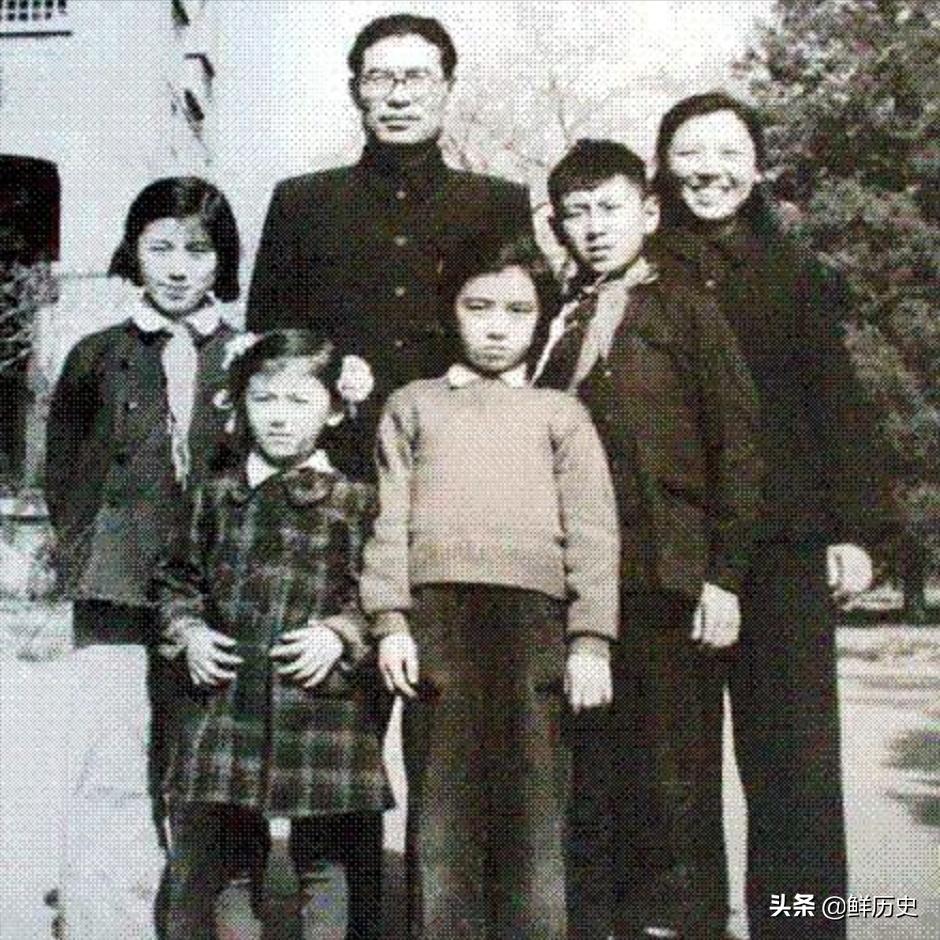 After Gao Gang's death, his family was taken care of by Zhou Enlai for ...
