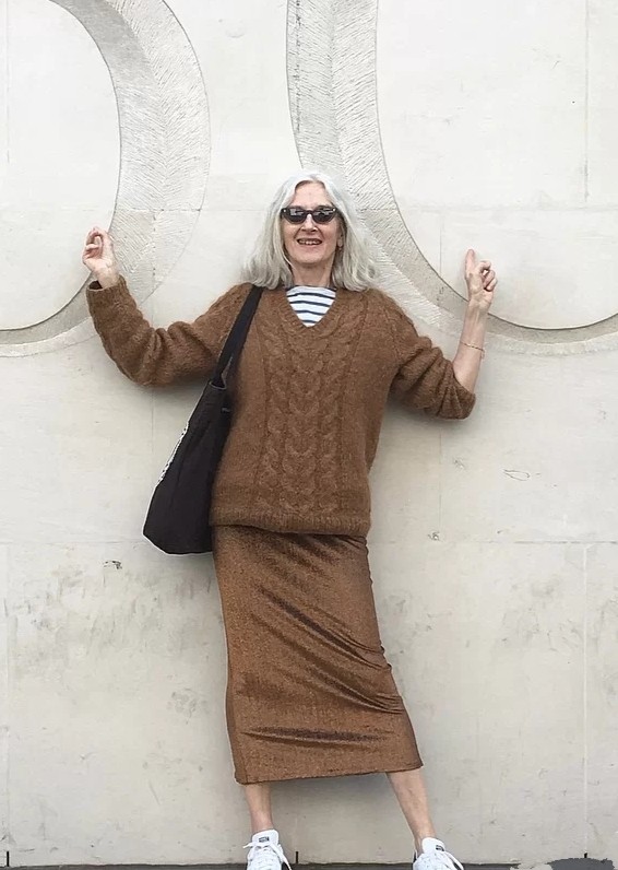 The 62-year-old fashionable grandma is on fire, her white hair looks ...