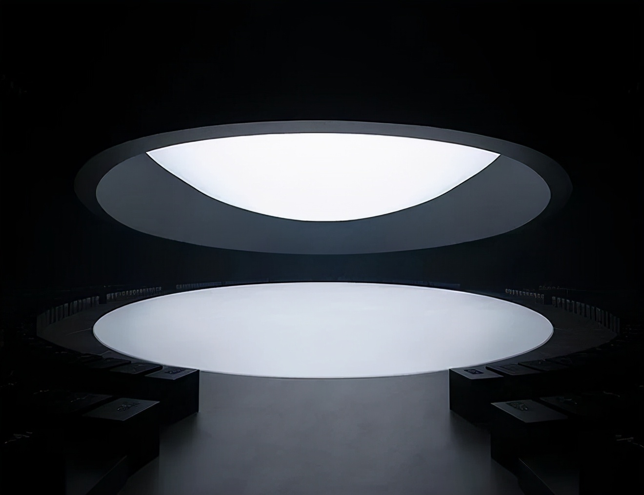 This season's Givenchy has a new meaning again!Do you love it with such ...