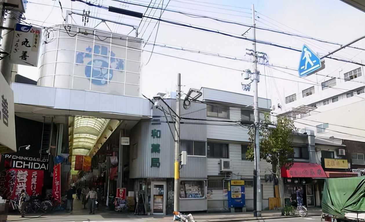 The bustling streets of Japan, but the biggest slums hide, let's take a ...