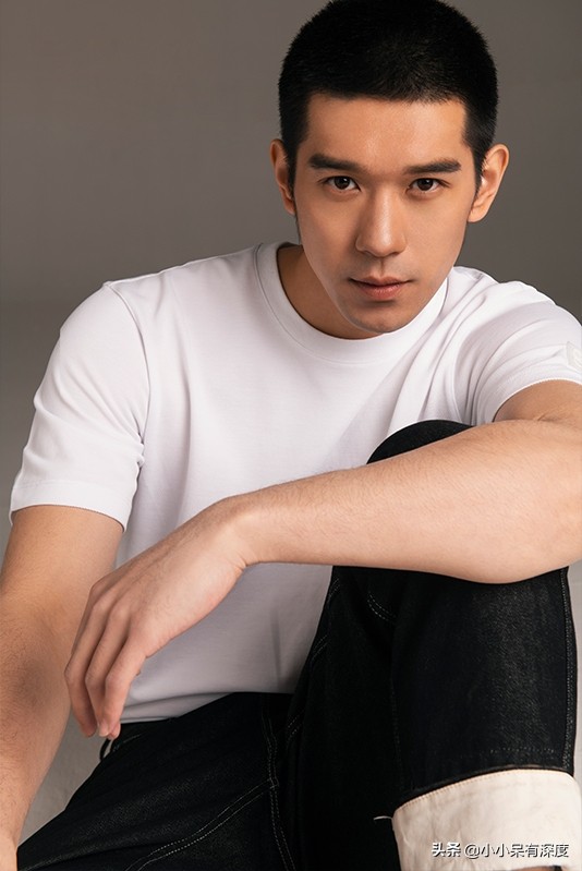 Zhou Lula is dusty, he has a long body and a tall and straight posture ...