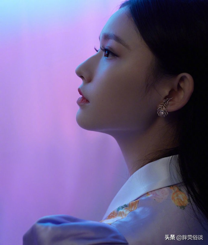 Lin Yun's purple palace-style printed blouse, with long black wavy hair ...