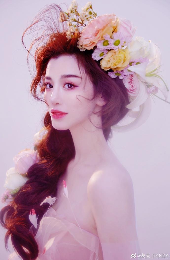 Ge Tian's "Flower Fairy" model is hot, showing swan neck dreamy and ...