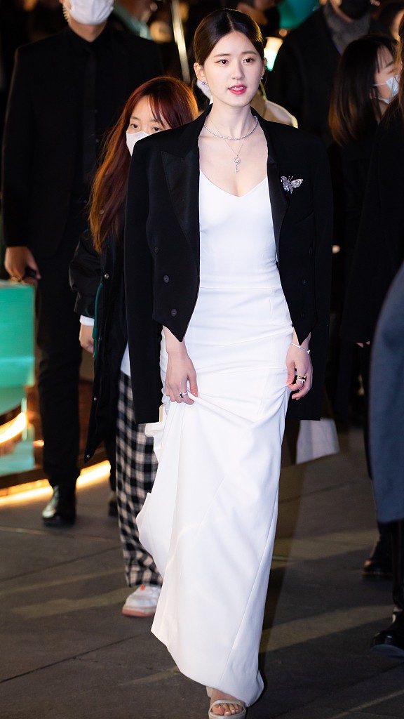Zhao Lusi's curly hairstyle is very retro, and wearing a dress with a ...