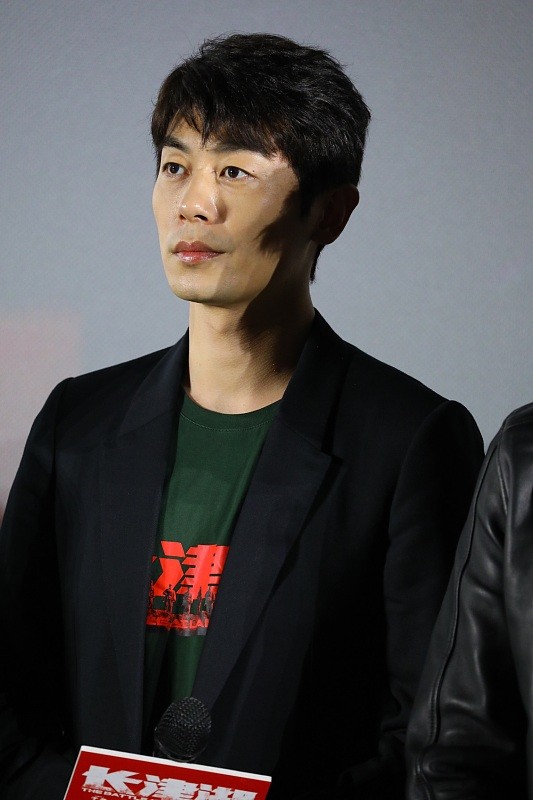 "Instructor Mei Sheng" is really stylish in a suit, a black western ...